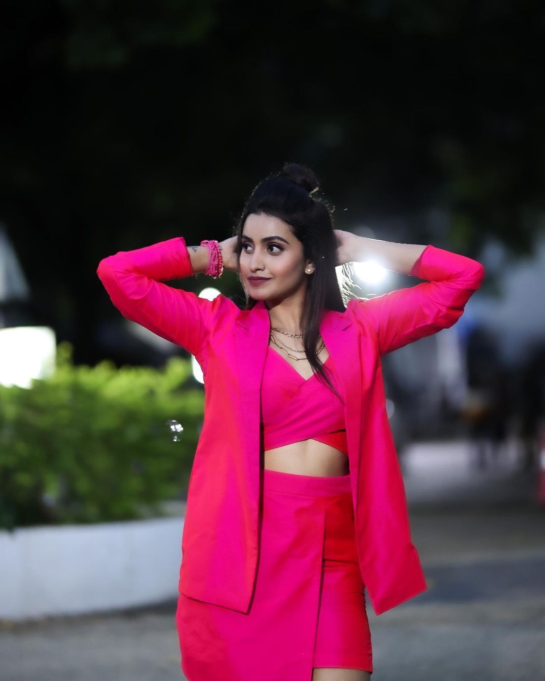 Deepika Pilli: టాప్ విప్పి దీపిక పిల్లి క్లీవేజ్ షో.. పొట్టి బట్టల్లో ...