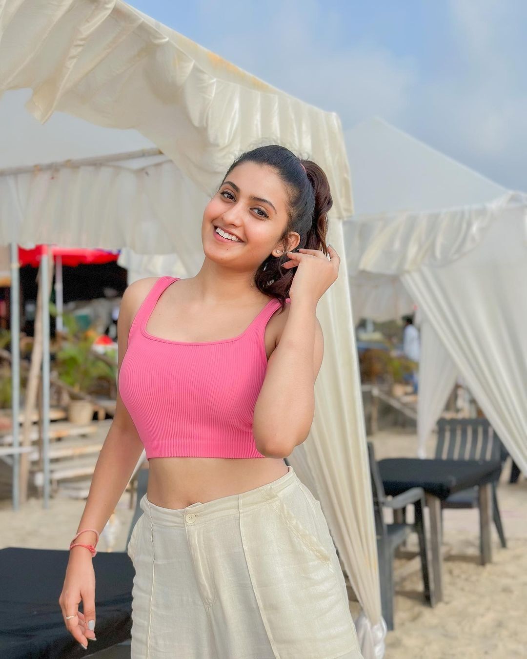 Deepika Pilli: టాప్ విప్పి దీపిక పిల్లి క్లీవేజ్ షో.. పొట్టి బట్టల్లో ...