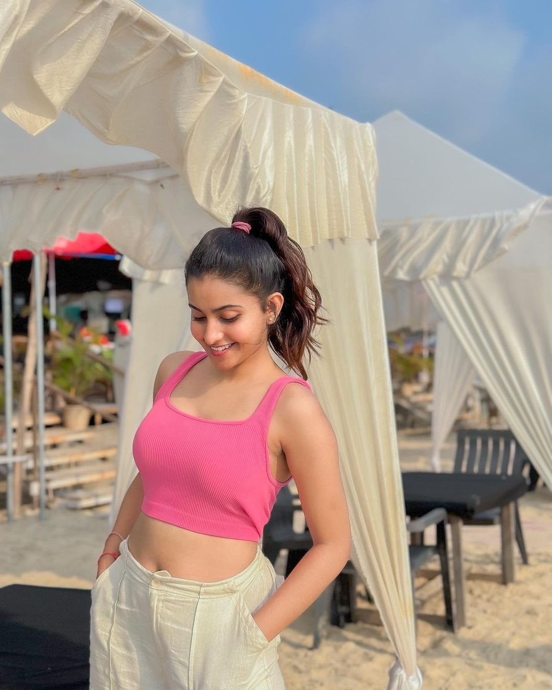 Deepika Pilli: టాప్ విప్పి దీపిక పిల్లి క్లీవేజ్ షో.. పొట్టి బట్టల్లో ...