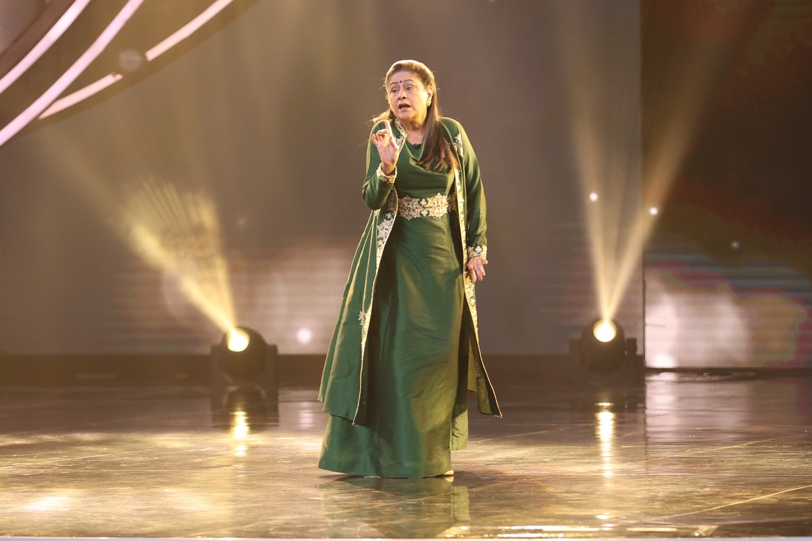 India's Best Dancer 3: Aruna Irani's SIZZLING MOVES On Meri Beri Ke Ber ...