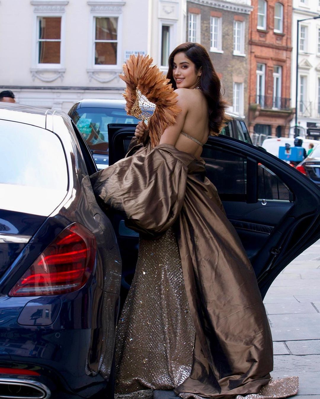 Janhvi Kapoor's Royal Avatar Takes Center Stage at the Animal Ball in a ...