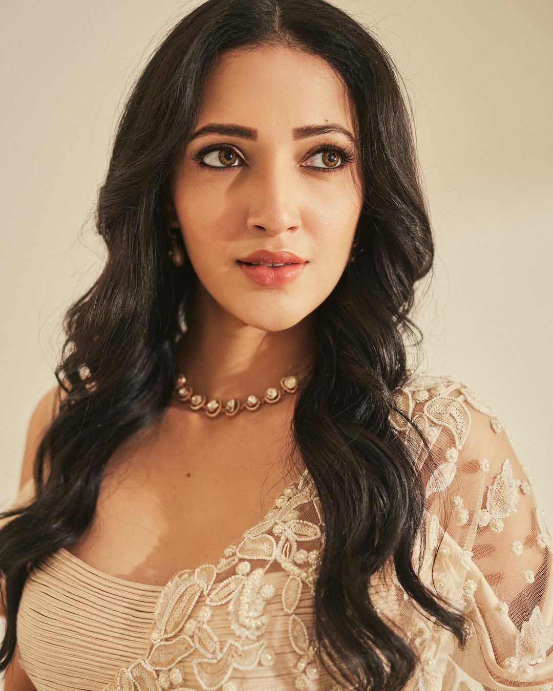 Neha Shetty: డీజే టిల్లు బ్యూటి నేహా సొగసు దగలు.. క్లీవేజ్ షో చేస్తున్న ...