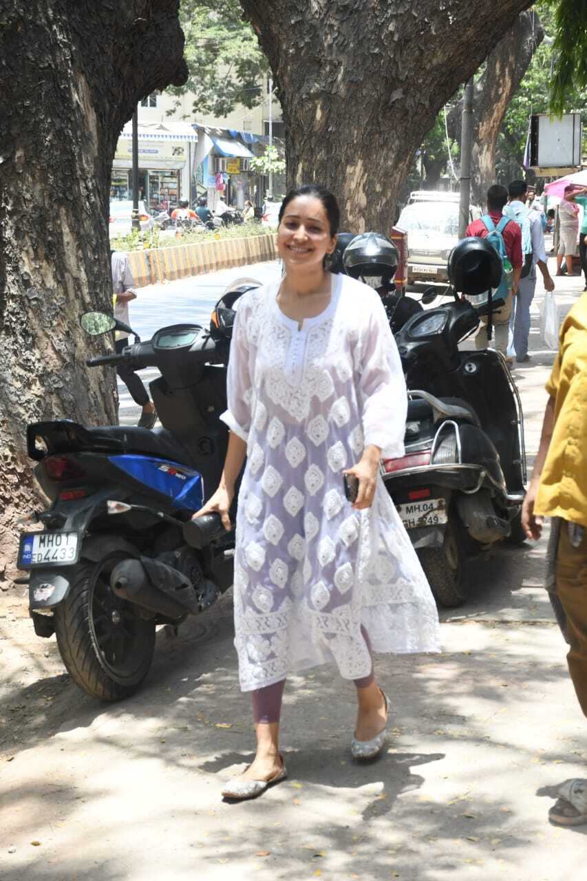 Tinsel Town celebrities Sara Ali Khan in Juhu, Malaika Arora at Diva ...