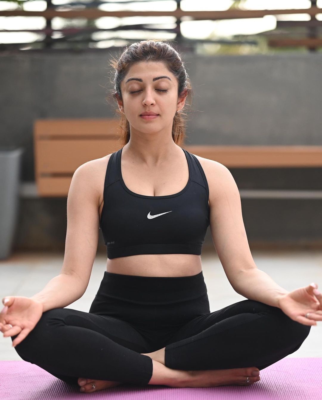 తల్లైనా తగ్గని ప్రణీత సుభాష్ గ్లామర్.. ఘాటుగా అందాల ఆరబోత | Actress ...