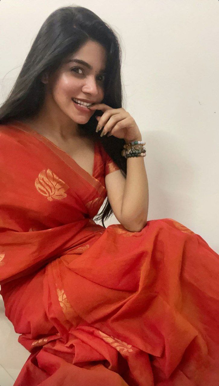 கண்ணை மூடி கனவு காணும் திவ்ய பாரதி.. க்யூட் போட்டோஸ்! | Actress Divya Bharathi's Cute Photos ...
