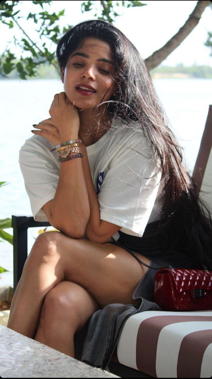 கண்ணை மூடி கனவு காணும் திவ்ய பாரதி.. க்யூட் போட்டோஸ்! | Actress Divya Bharathi's Cute Photos ...