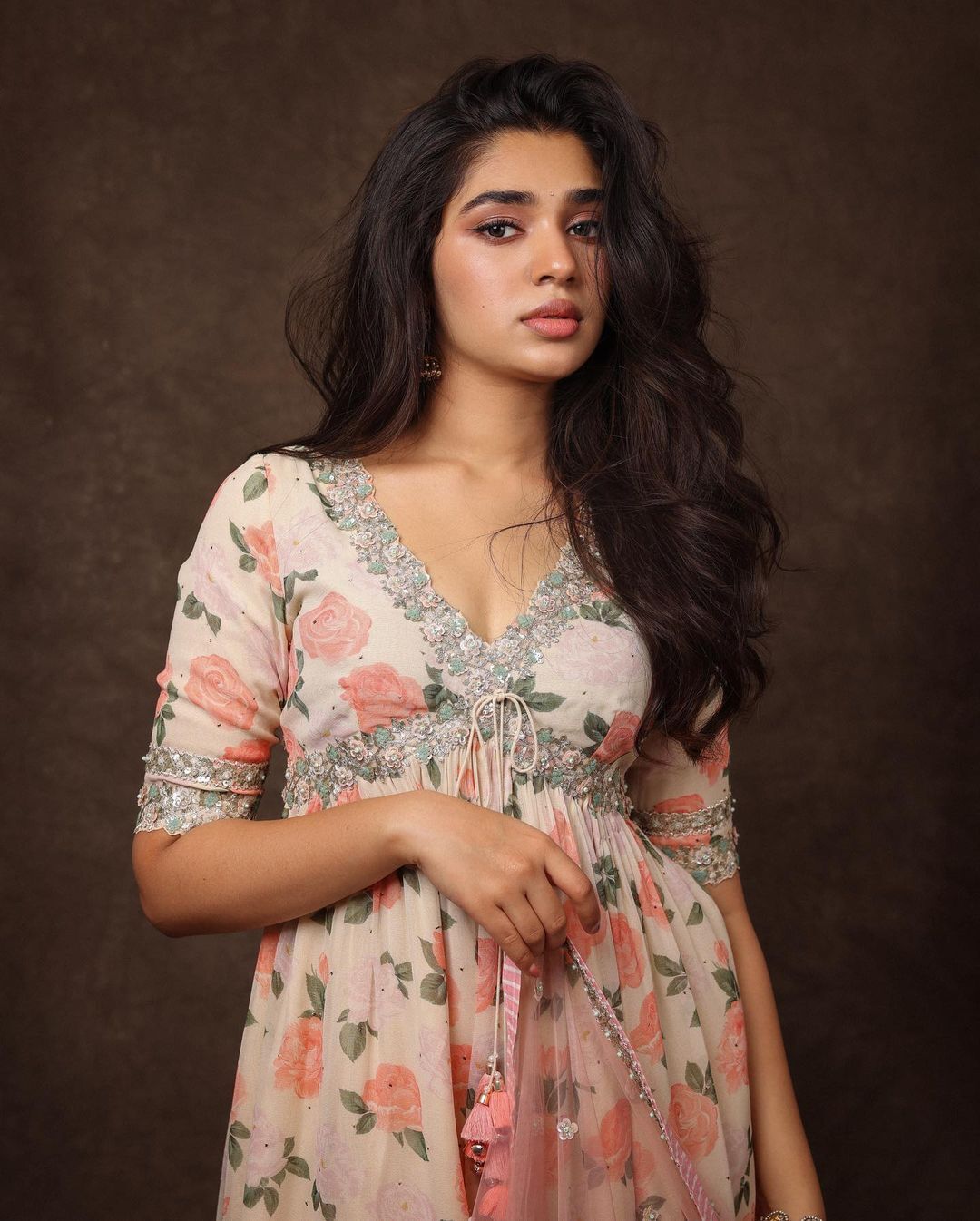 வீக்எண்ட் கொண்டாட்டம். பிரில் ப்ராக்கில் தாறுமாறு கவர்ச்சி காட்டிய க்ரீத்தி ஷெட்டி! | Actress ...