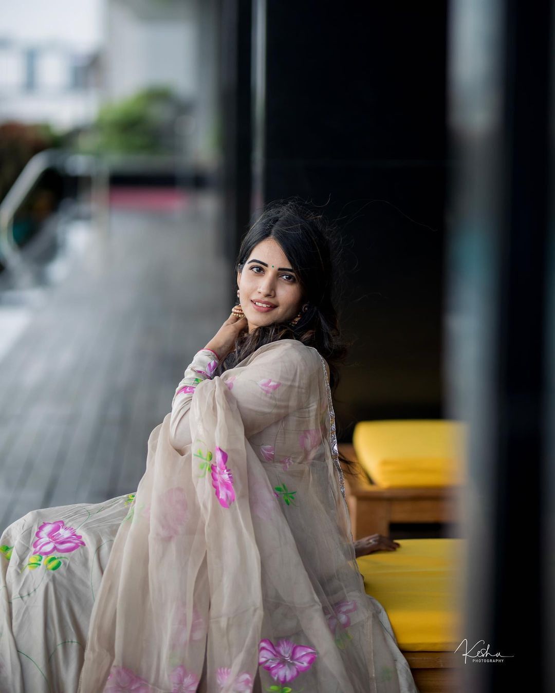 Sravanthi Chokarapu: అందాలే ఎరగా యాంకర్ స్రవంతి ఫొటోలు.. నవ్వుతో మాయ ...