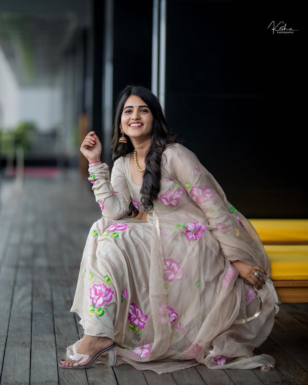 Sravanthi Chokarapu: అందాలే ఎరగా యాంకర్ స్రవంతి ఫొటోలు.. నవ్వుతో మాయ ...