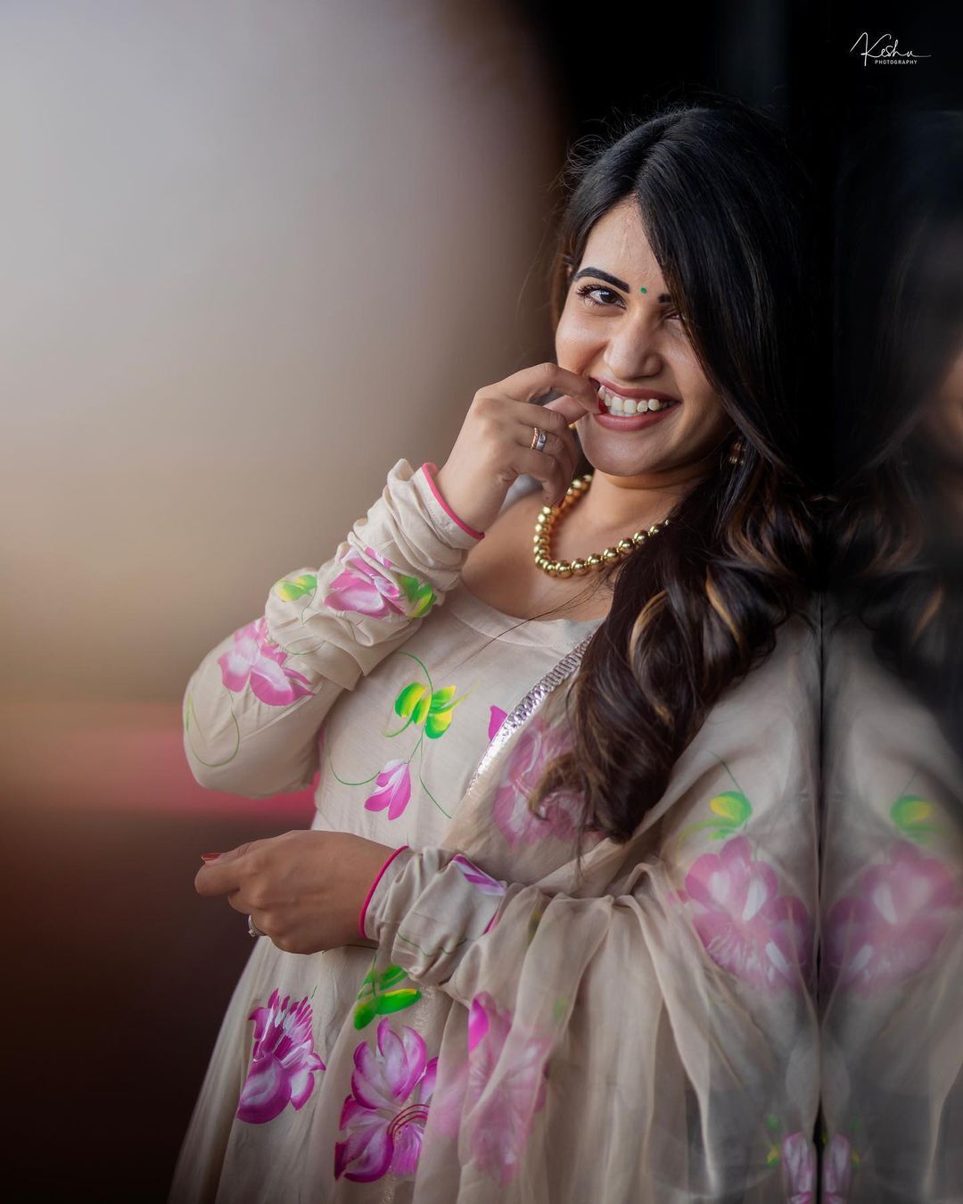 Sravanthi Chokarapu: అందాలే ఎరగా యాంకర్ స్రవంతి ఫొటోలు.. నవ్వుతో మాయ ...