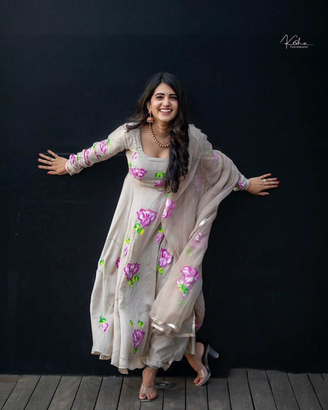 Sravanthi Chokarapu: అందాలే ఎరగా యాంకర్ స్రవంతి ఫొటోలు.. నవ్వుతో మాయ ...