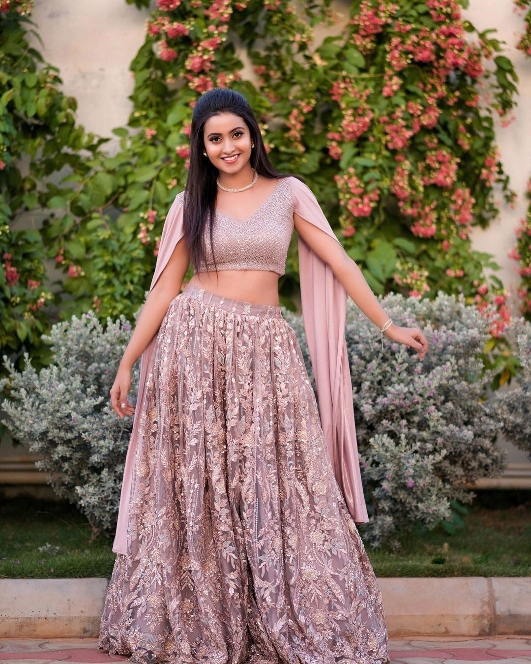 Deepika Pilli: క్యూట్ బ్యూటి దీపిక పిల్లి అందాల గుబాళింపు.. సొగసైన మేని ...