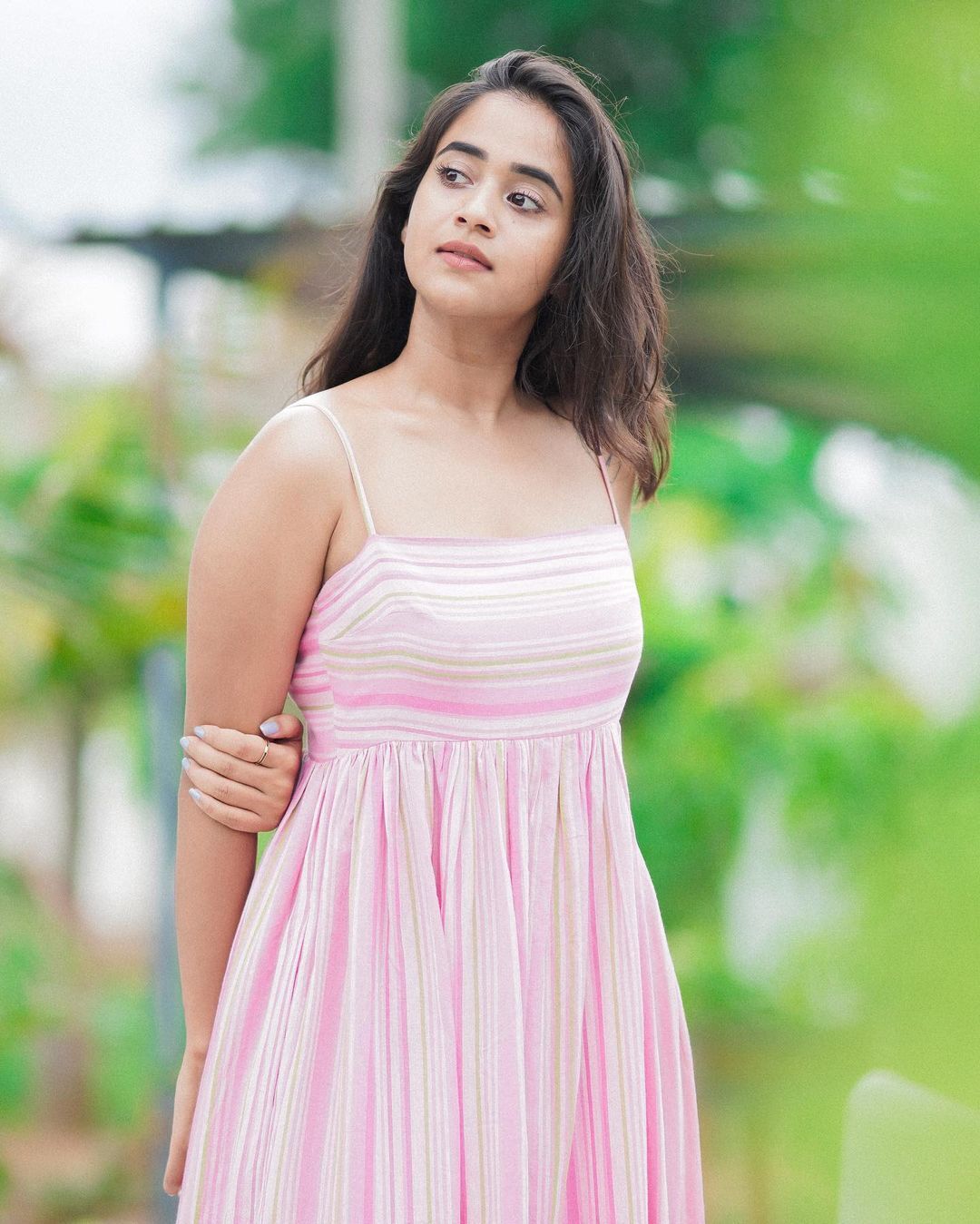 Deepthi Sunaina: ప్రకృతిలో దీప్తి సునైనా అందాల ప్రదర్శన.. గ్లామర్ ...