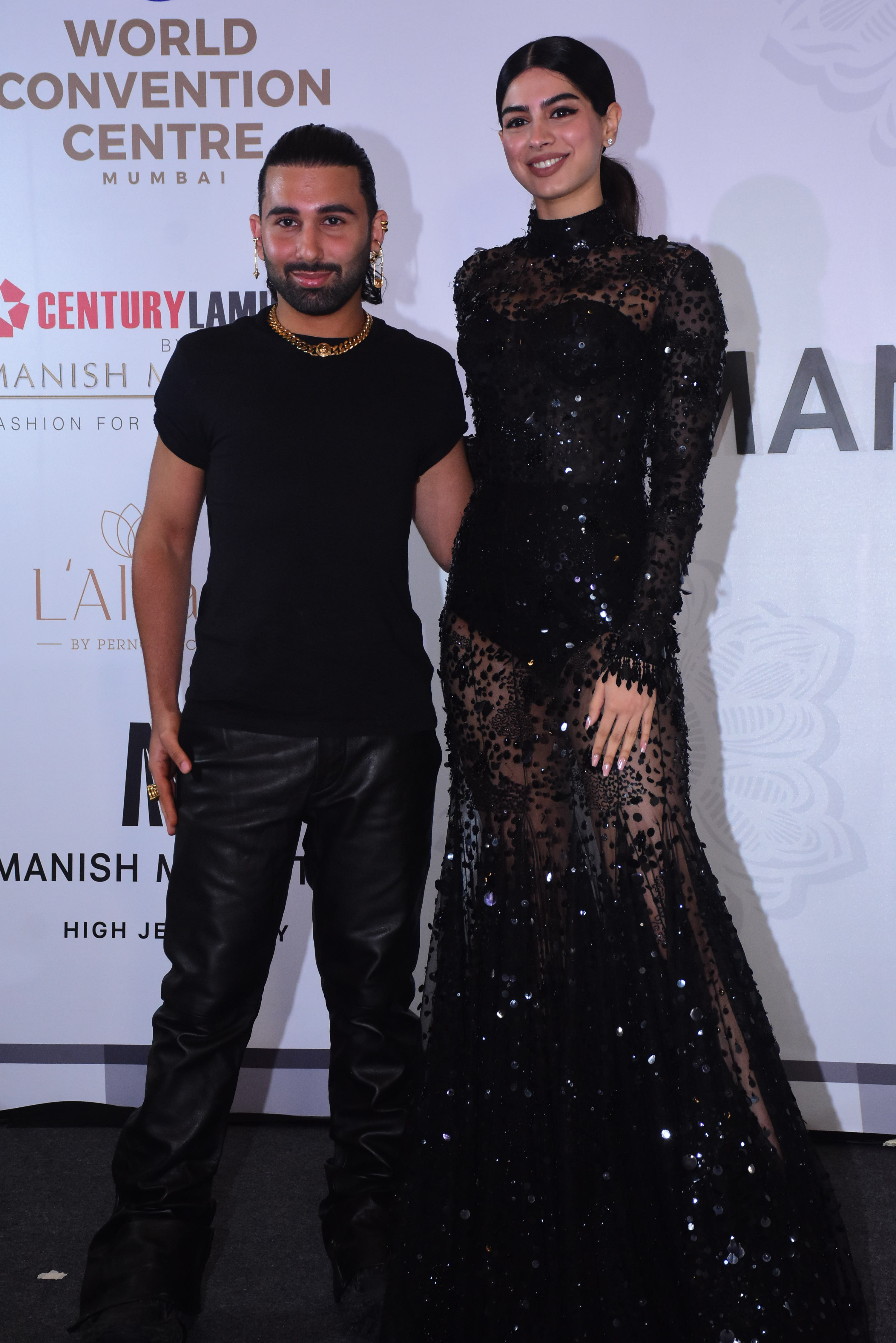 Fashion Diva Alert: Khushi Kapoor Dazzles in Black Gown at Manish ...