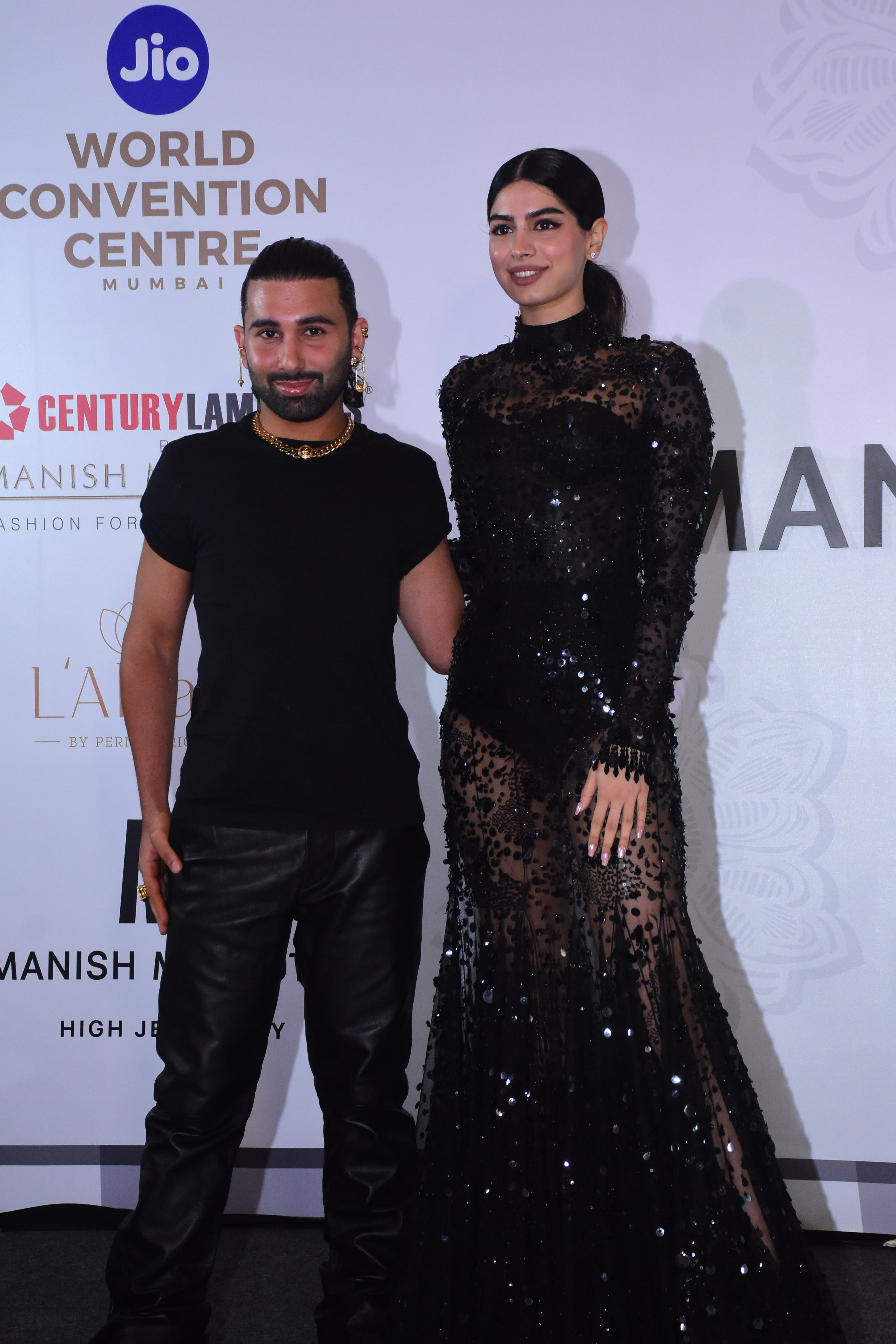 Fashion Diva Alert: Khushi Kapoor Dazzles in Black Gown at Manish ...