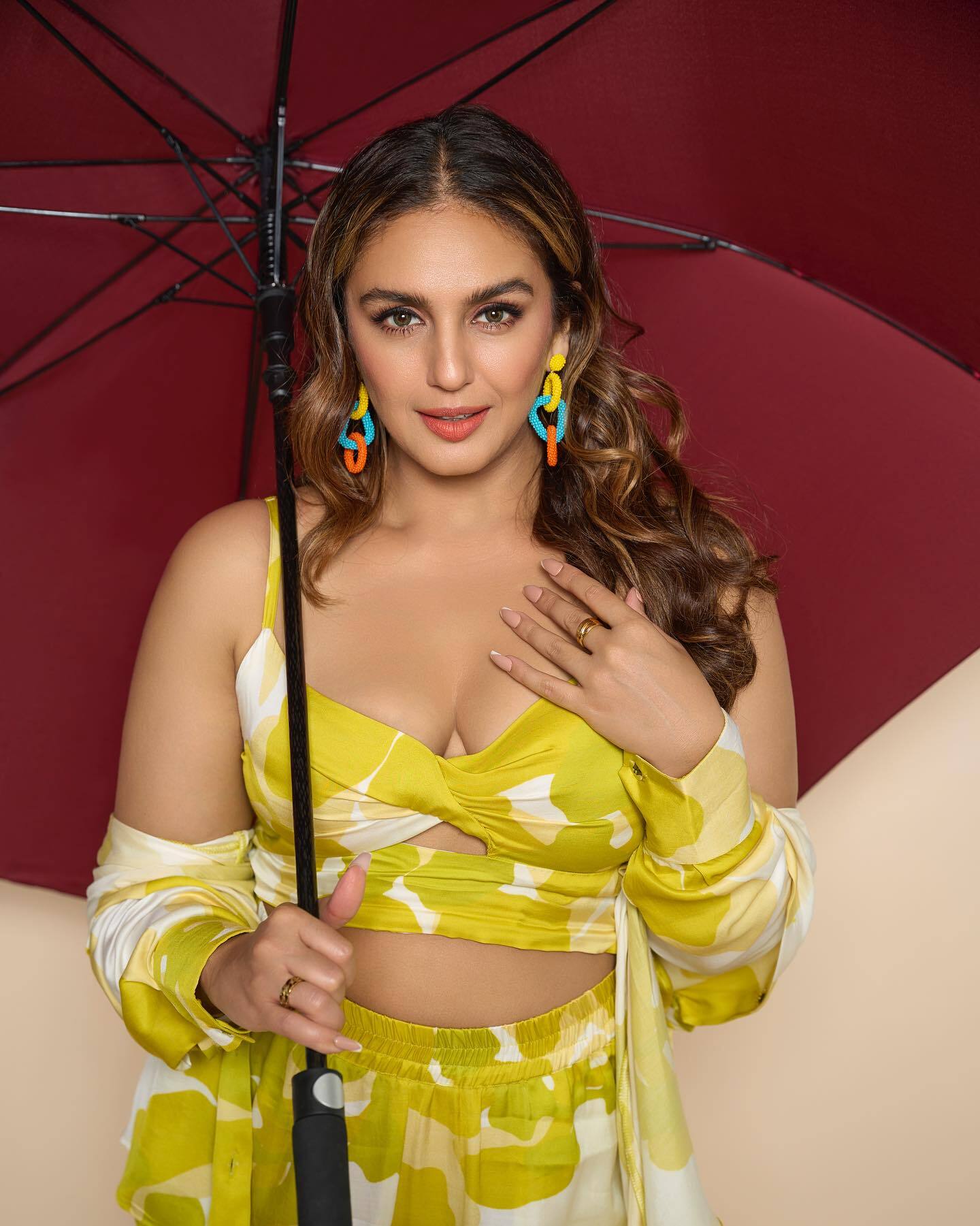 Huma Qureshi: हुमा कुरैशी ने डीपनेक ब्रालेट में फ्लॉन्ट किया हैवी क्लीवेज, एक्ट्रेस के लुक पर ...