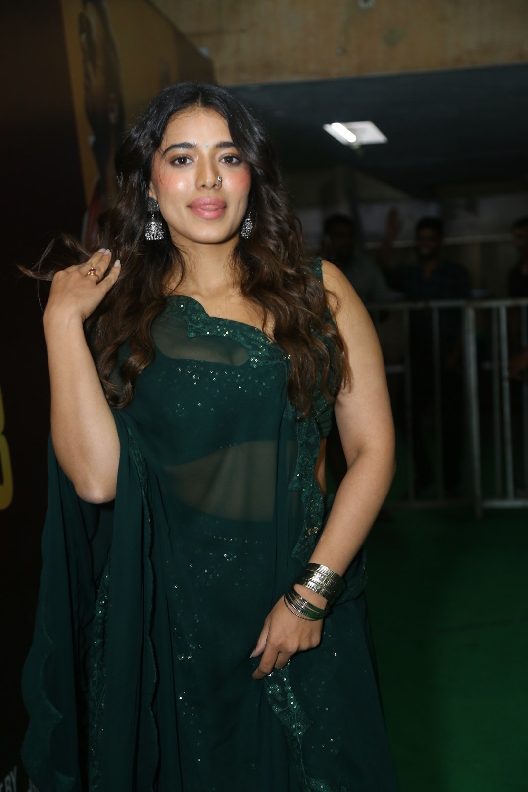 Ketika Sharma చీరకట్టులో కేతిక శర్మ సోయగాలు.. దాచినా దాగని అందాలతో ...
