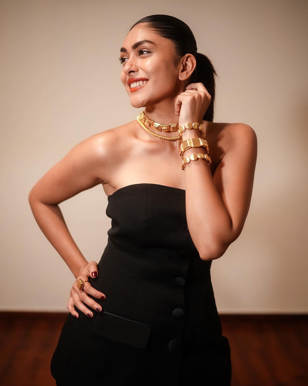 Mrunal Thakur Sets the Style Bar High in All-Black Manika Nandi Couture ...