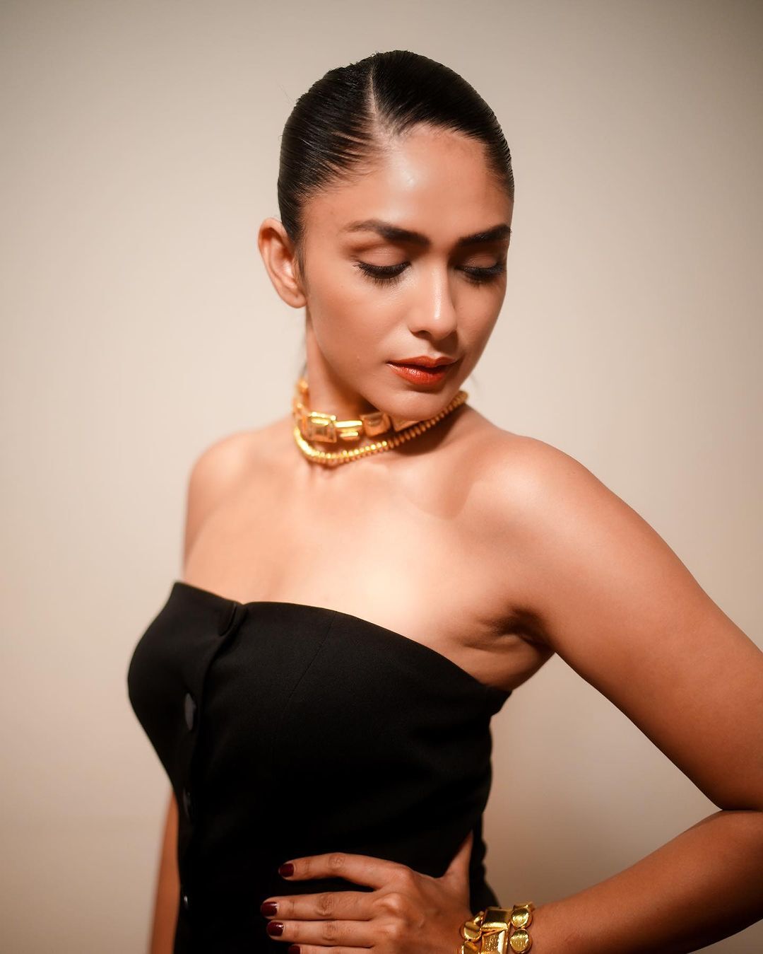 Mrunal Thakur Sets the Style Bar High in All-Black Manika Nandi Couture ...
