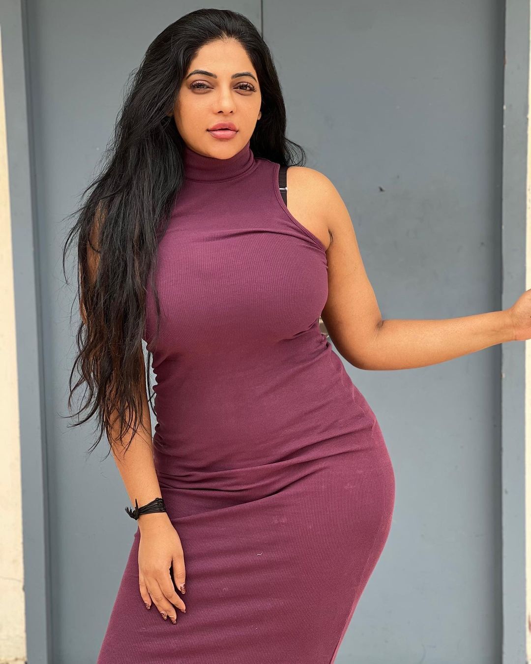 Reshma Pasupuleti పరువాల విందు: టైట్ ఫిట్ డ్రెస్సులో ఎద అందాలు ...