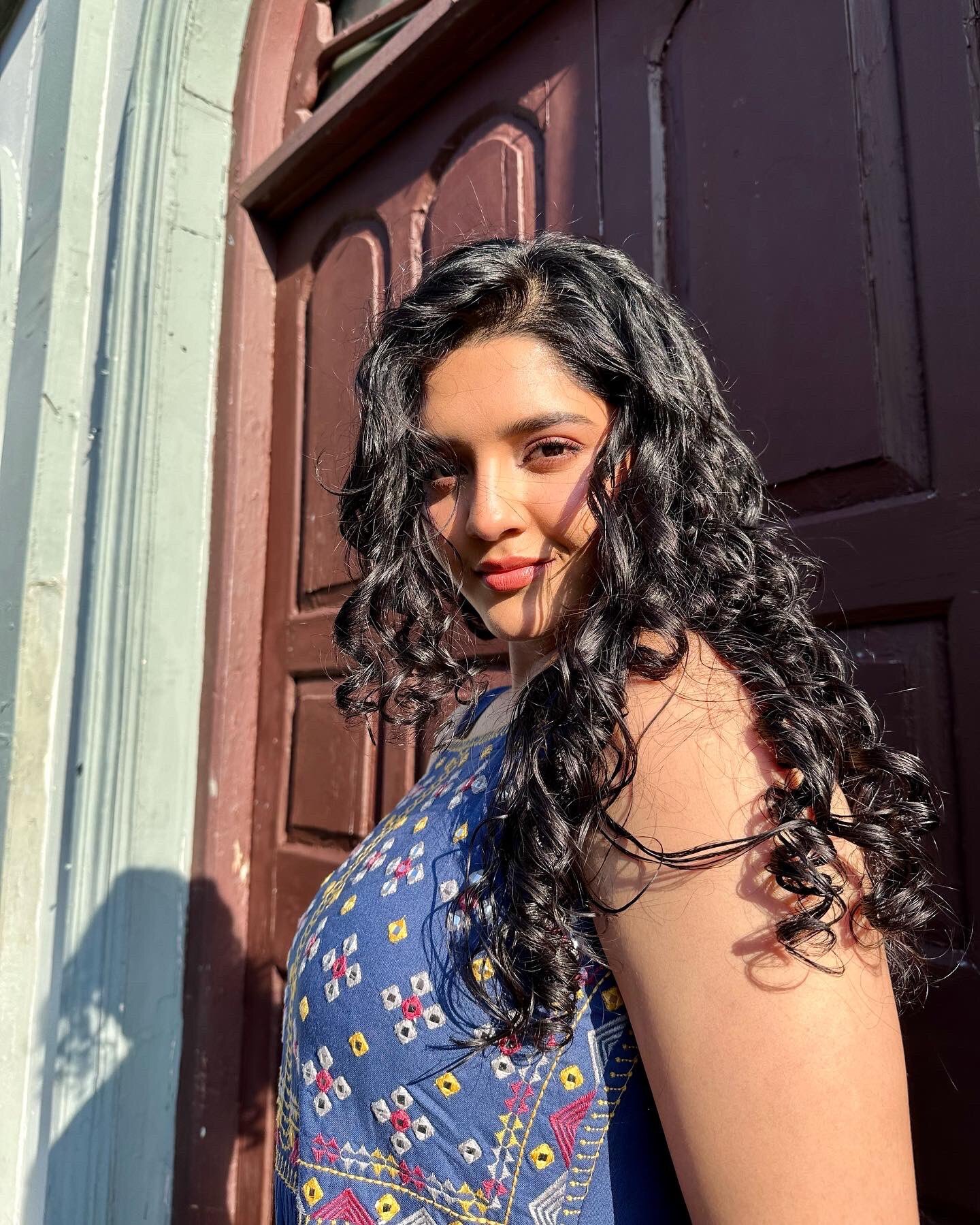 Ritika Singh ఎద అందాలు జోరు..కంటి చూపుతోనే కవ్వింపు | Actress Ritika ...