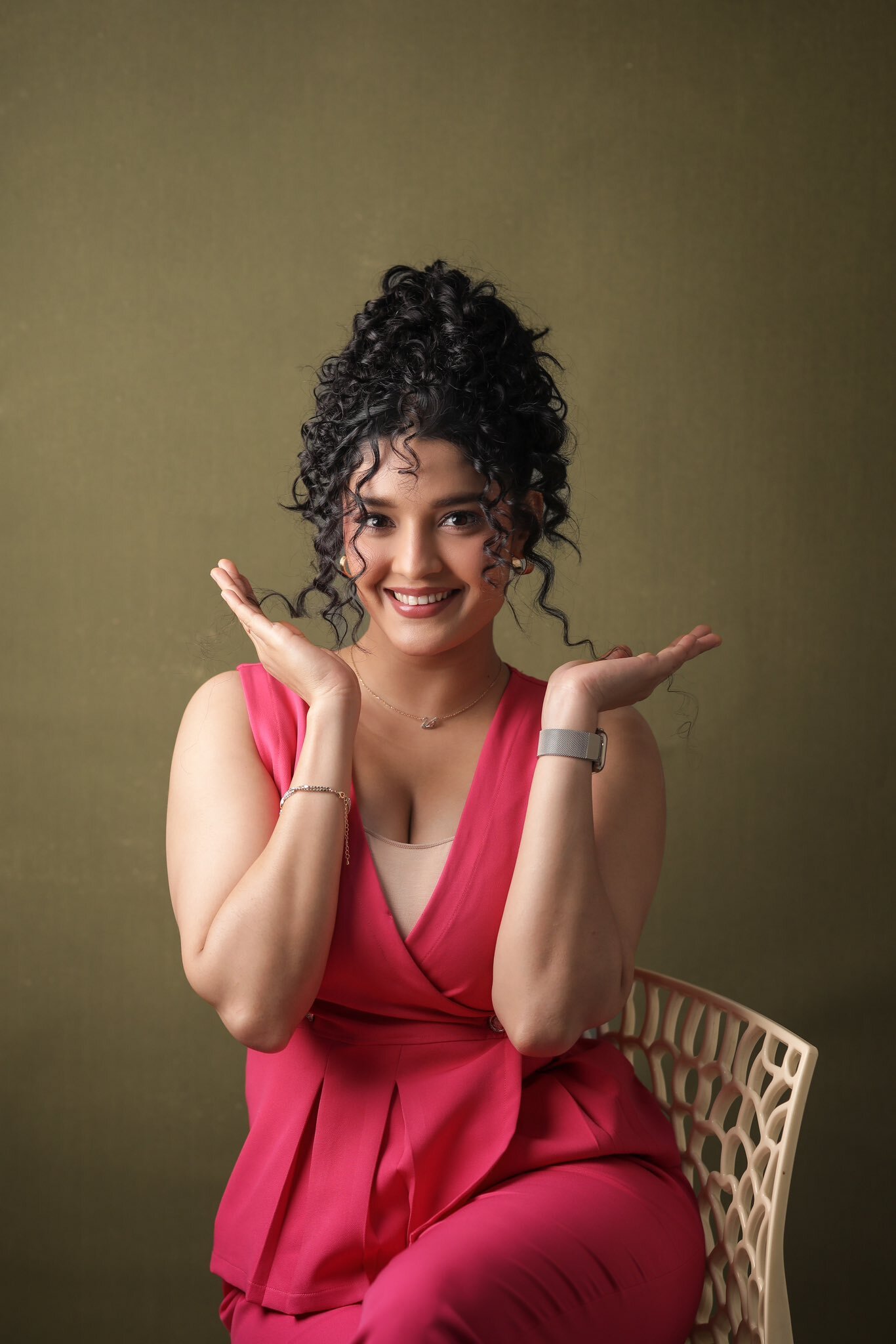 Ritika Singh ఎద అందాలు జోరు..కంటి చూపుతోనే కవ్వింపు | Actress Ritika ...