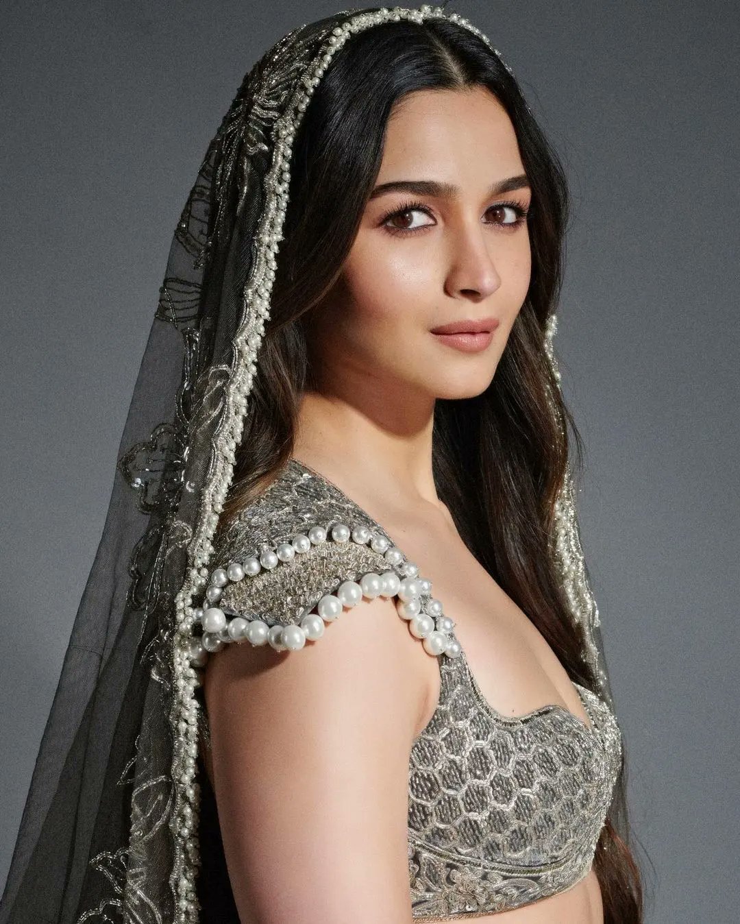 Alia Bhatt: అందంతో చంపేస్తున్న RRR హీరోయిన్.. ఈమె ఇటీవలే తల్లైంది అంటే ...