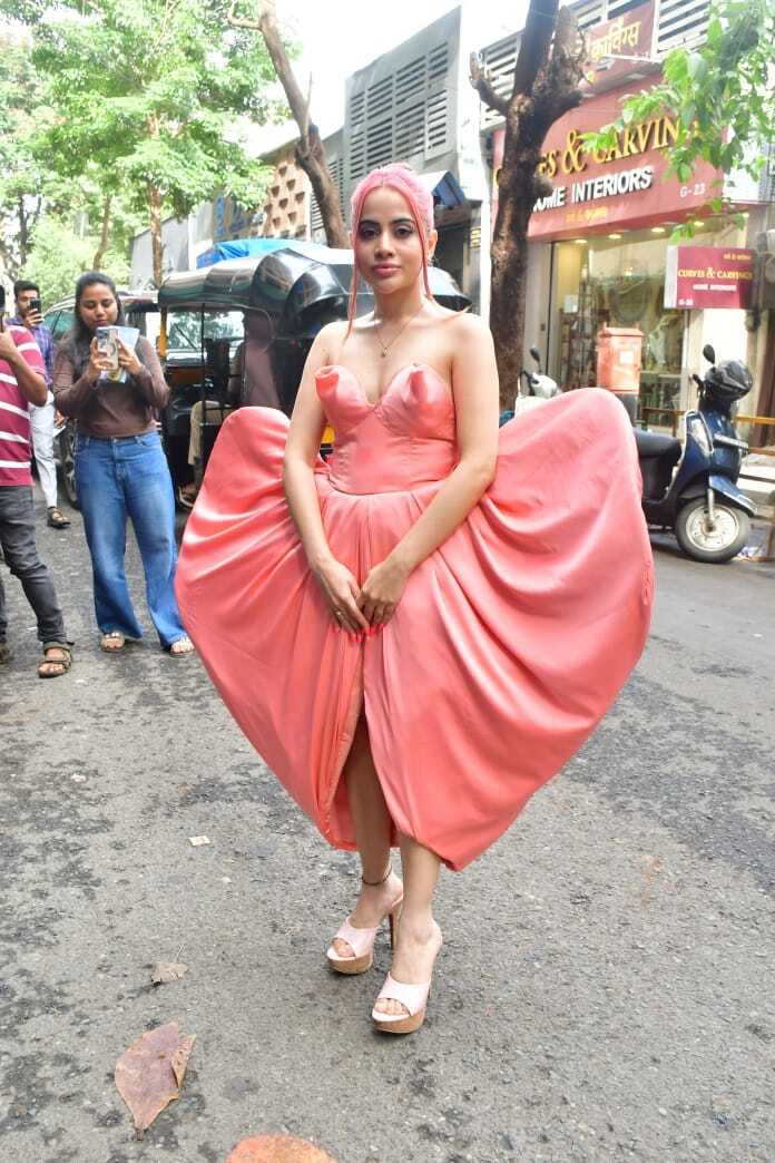 Uorfi Javed Steals the Spotlight with Her Daring Fashion Outing in Andheri - Filmibeat