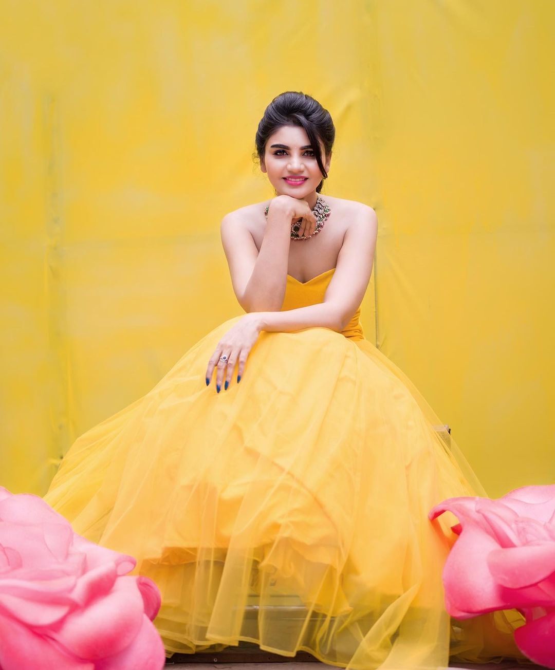 ఫ్రంటూ, బ్యాక్ అందాలతో కవ్విస్తున్న జబర్ధస్త్ వర్ష.. ఎల్లో కలర్ ...