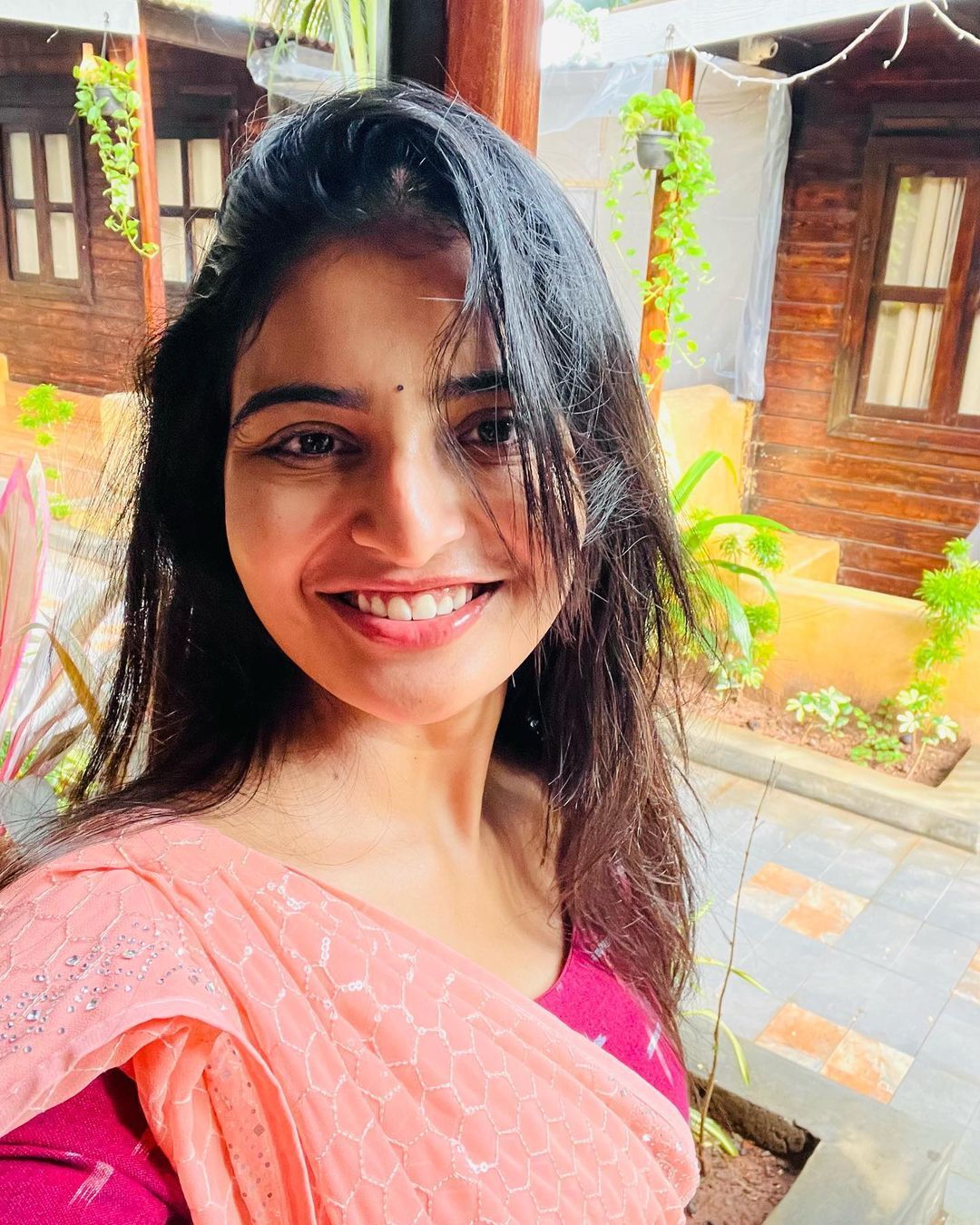 Ananya Nagalla: స్లీవ్‌లెస్ జాకెట్‌లో తెలుగు పిల్ల అందాల గుబాళింపు ...