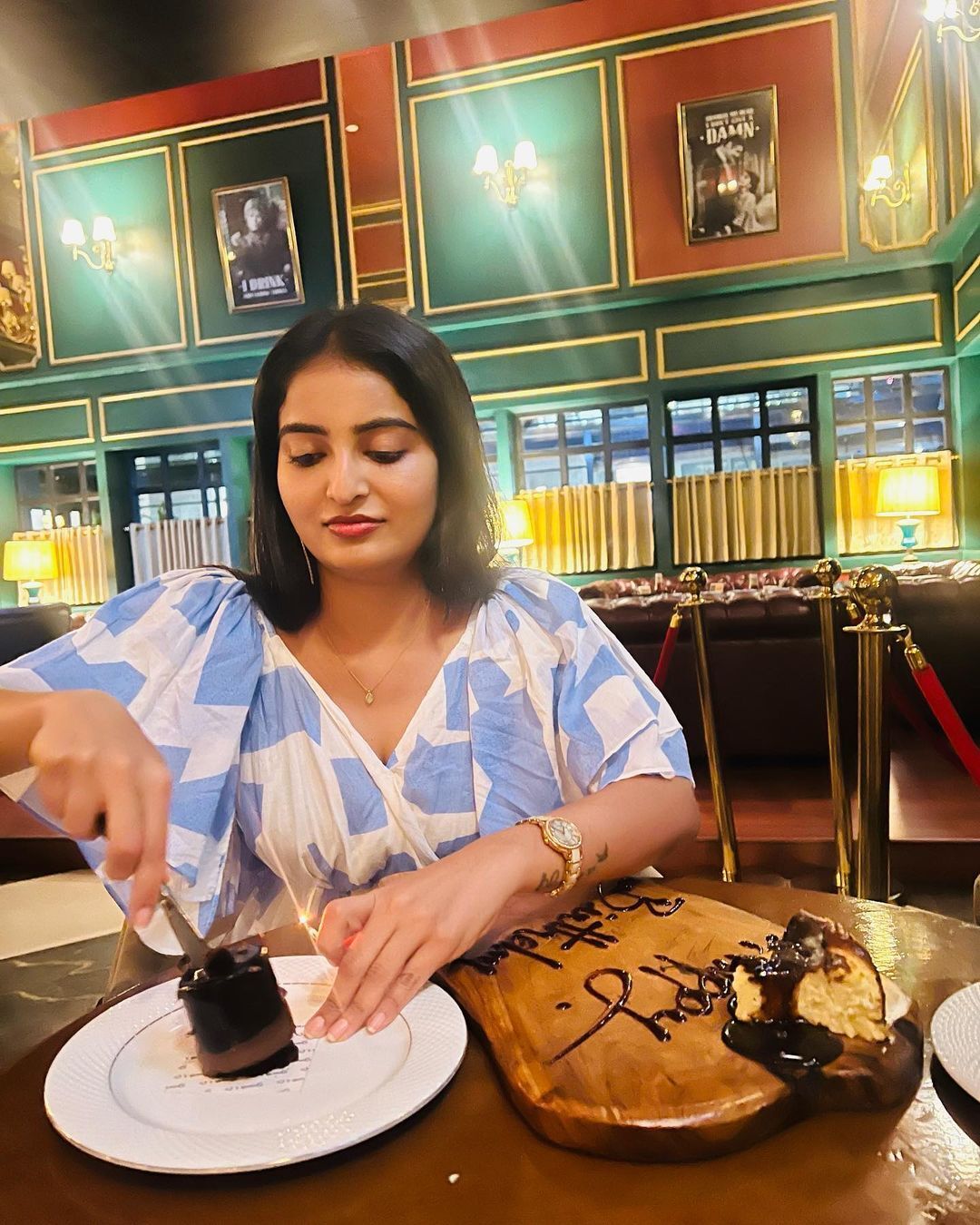 Ananya Nagalla: స్లీవ్‌లెస్ జాకెట్‌లో తెలుగు పిల్ల అందాల గుబాళింపు ...