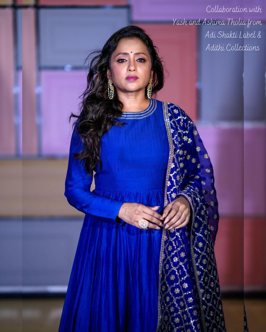 Anchor Suma: చీరలో యాంకర్ సుమ అందాలు… రోజు రోజుకూ ఏజ్ తగ్గుతుందా ఏంటి ...