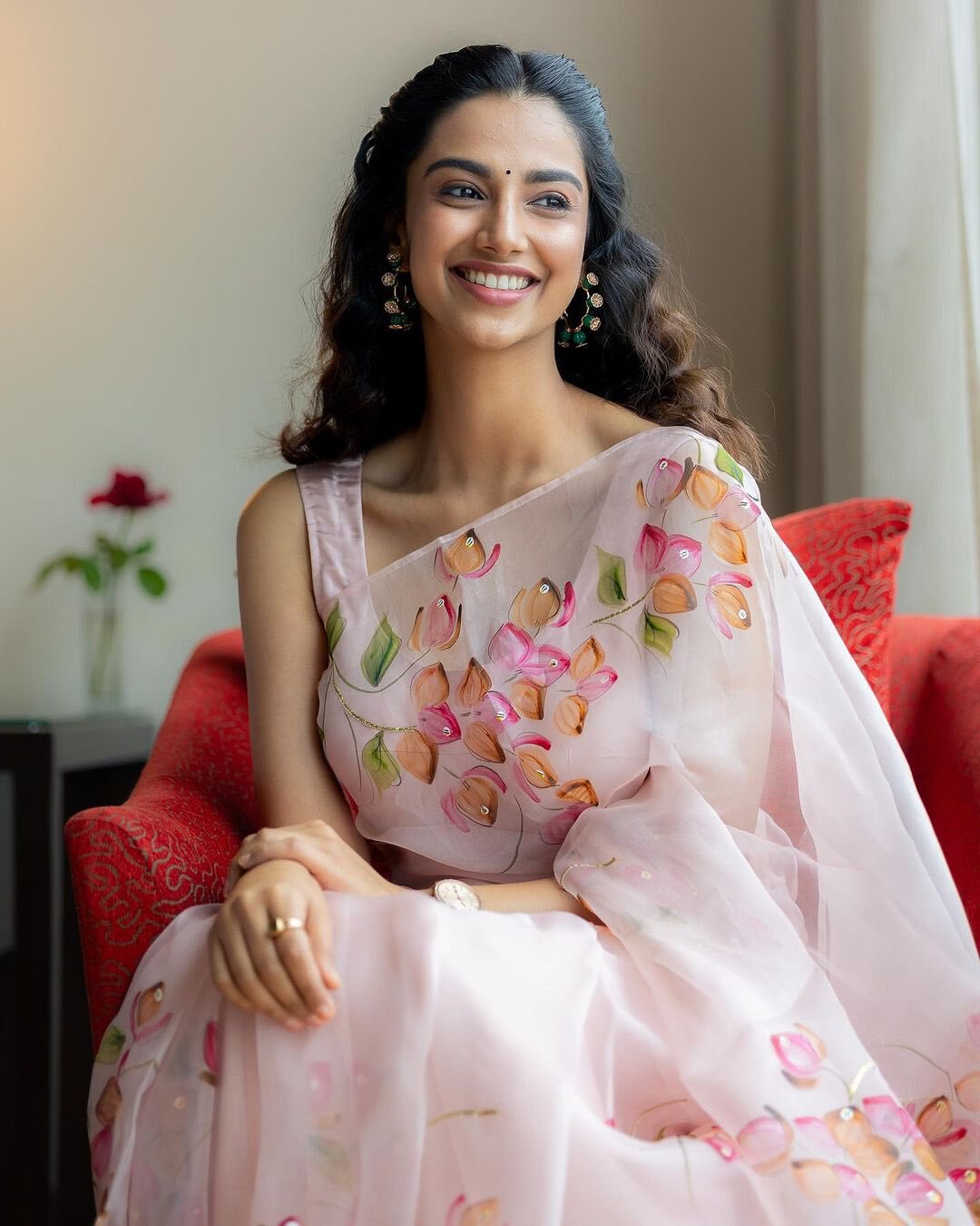 Meenakshi Chaudhary: అందంతో మాయ చేస్తున్న మీనాక్షి.. చిరిగిన బట్టలతో ...