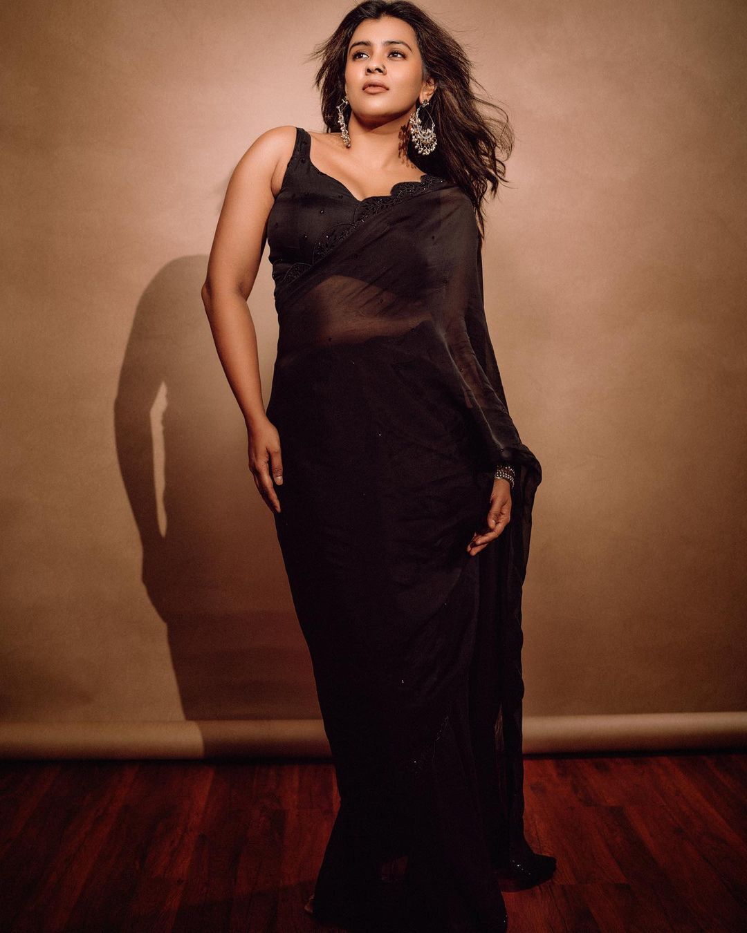 Hebah Patel: బ్లాక్ శారీలో అబ్బా అనిపిస్తున్న హెబ్బా పటేల్ అందాలు ...