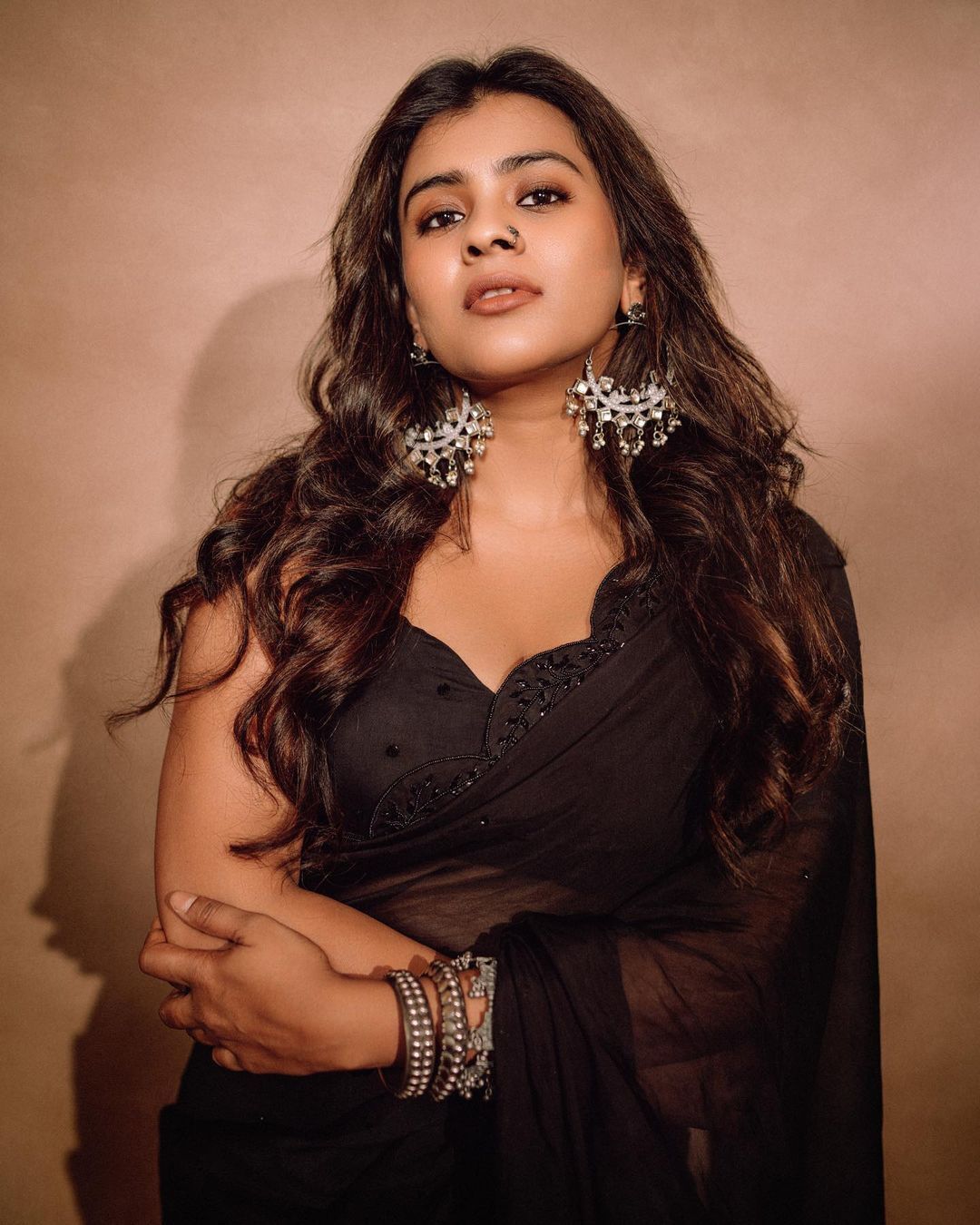 Hebah Patel: బ్లాక్ శారీలో అబ్బా అనిపిస్తున్న హెబ్బా పటేల్ అందాలు ...