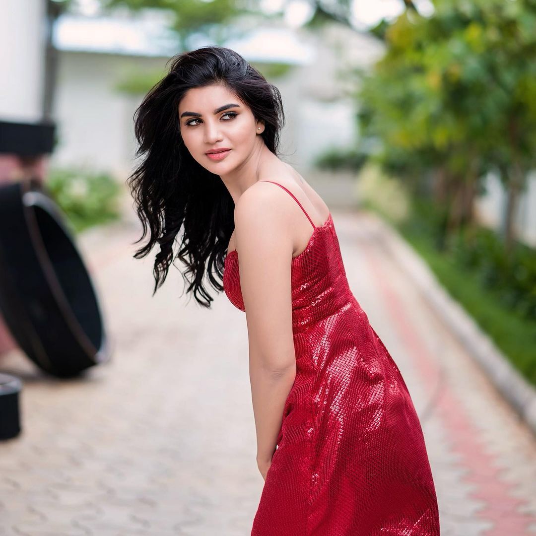Jabardasth Varsha: ఎర్రగౌనులో ఎద అందాలతో జబర్దస్త్ వర్ష ట్రీట్ ...