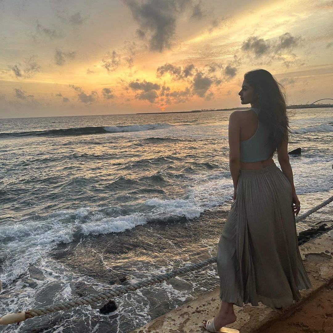 Mouni Roy: గ్లామర్ షోకి నాగిని భామ సరికొత్త నిర్వచనం.. అలల మధ్య ఆ ...