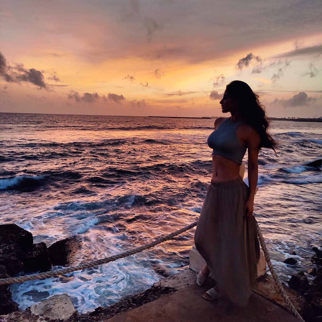 Mouni Roy: గ్లామర్ షోకి నాగిని భామ సరికొత్త నిర్వచనం.. అలల మధ్య ఆ ...