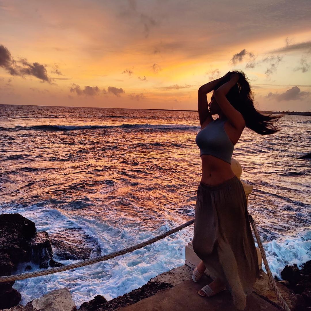 Mouni Roy: గ్లామర్ షోకి నాగిని భామ సరికొత్త నిర్వచనం.. అలల మధ్య ఆ ...