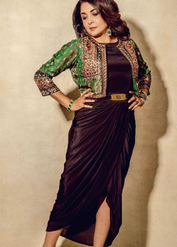 Ramya Krishnan: 52 ఏళ్ల వయసులో గేట్లు లేపిన రమ్యకృష్ణ.. ఓవర్‌‌గా అందాల ...
