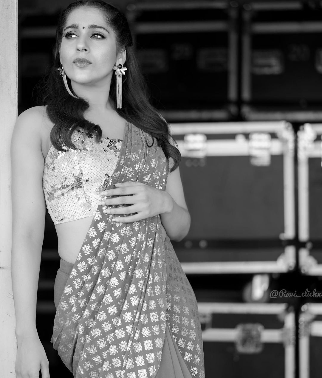 Rashmi Gautam: చీరలో రష్మీ లేలేత అందాలు... కనిపించి కనిపించకుండా ...