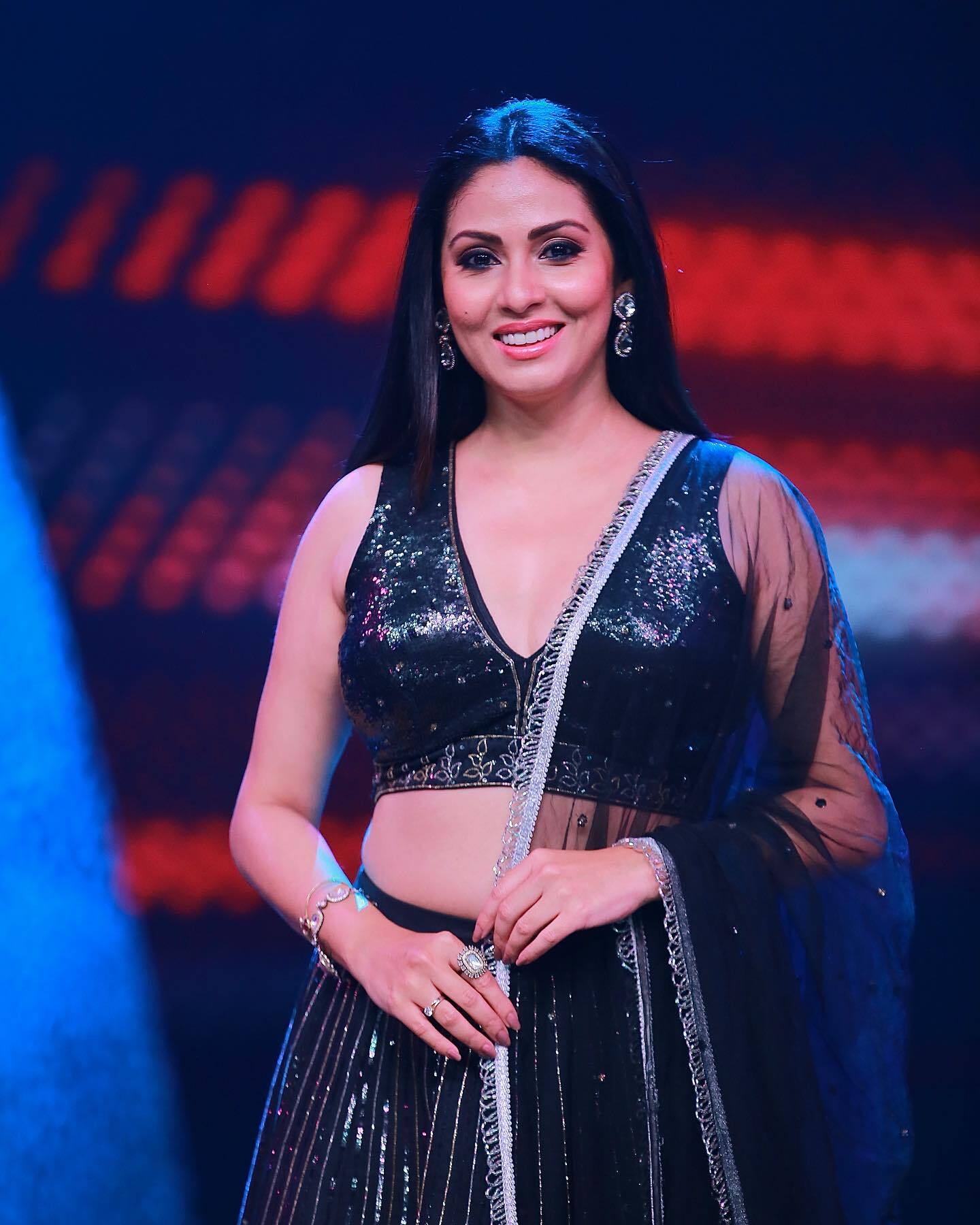 Sadha: ఒక్కసారిగా గేట్లు ఎత్తేసిన సదా.. గ్లామర్ షోతో కుర్రాళ్లను ...