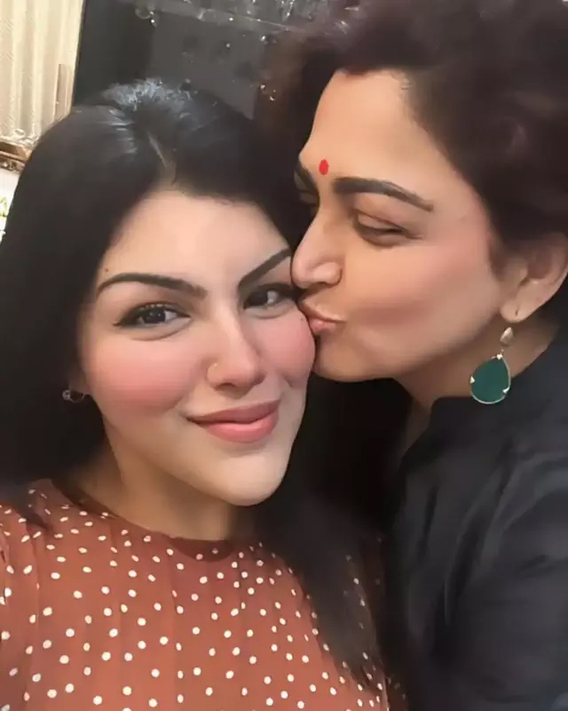 Viral Pictures Of Kushboo With Her Lovely Daughters - Filmibeat