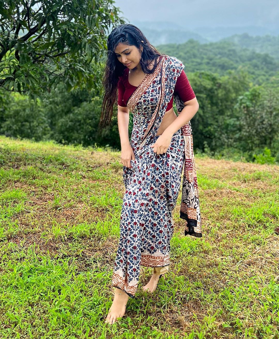 చీరకట్టులో బిగ్ బాస్ బ్యూటీ దివి అందాలు.. ఆ కోటేషన్ ఎవరి కోసమో? | Bigg ...