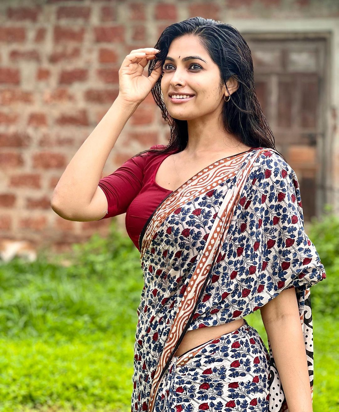 చీరకట్టులో బిగ్ బాస్ బ్యూటీ దివి అందాలు.. ఆ కోటేషన్ ఎవరి కోసమో? | Bigg ...