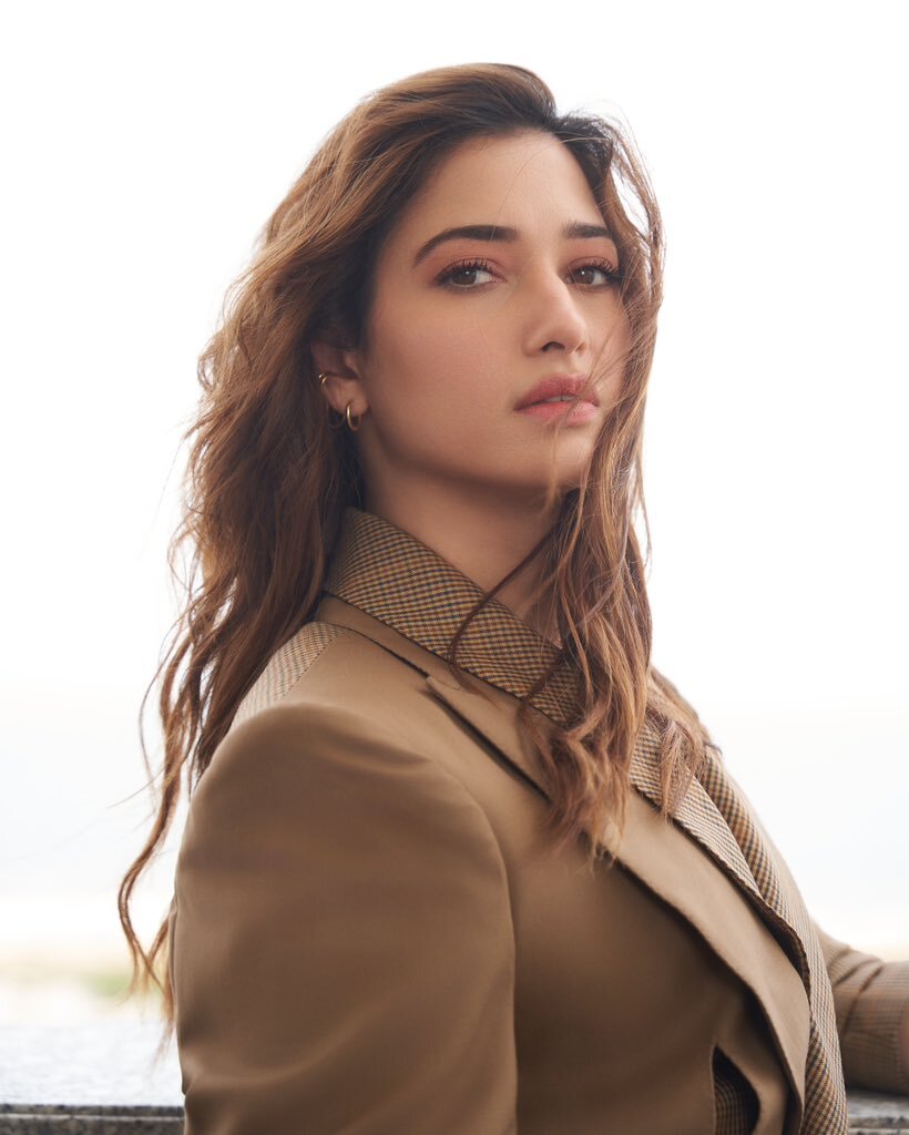 Tamannaah Bhatia: అందాలు మొత్తం ఓపెన్ చేసిన తమన్నా.. కుర్రాళ్లు ...