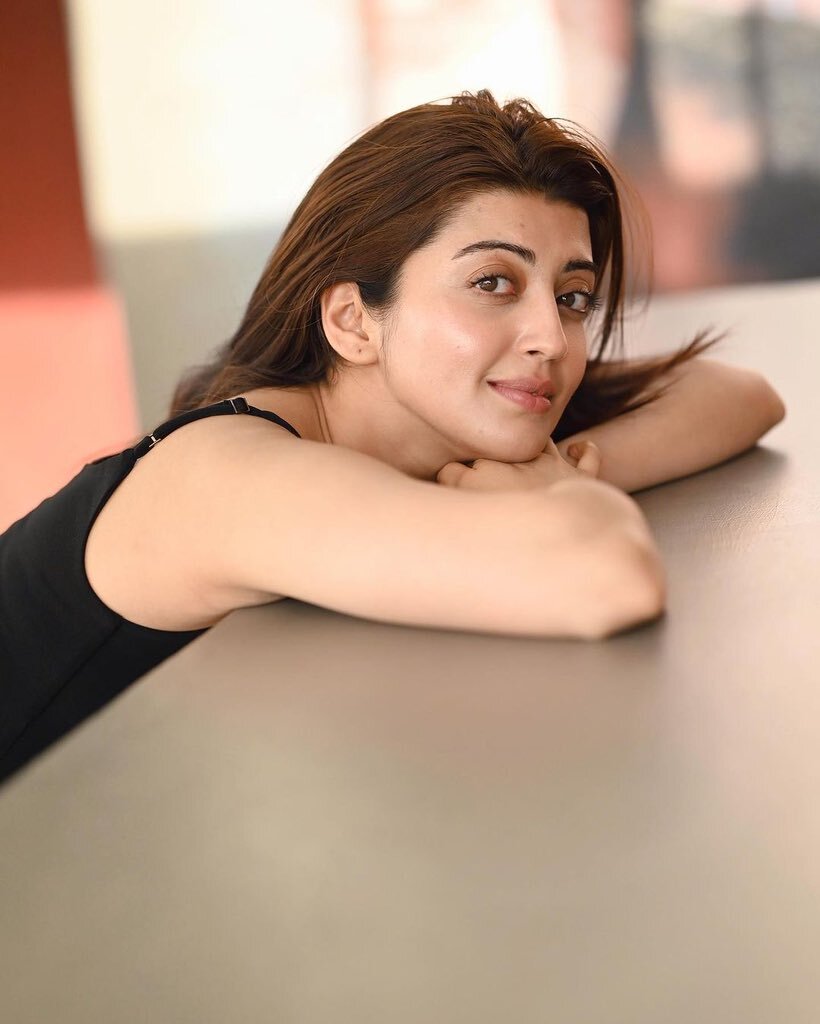Pranitha Subhash: కోటు విప్పేసిన పవన్ మరదలు.. లైన్ దాటేసి మరీ అందాల ప్రదర్శన | Atharintiki ...