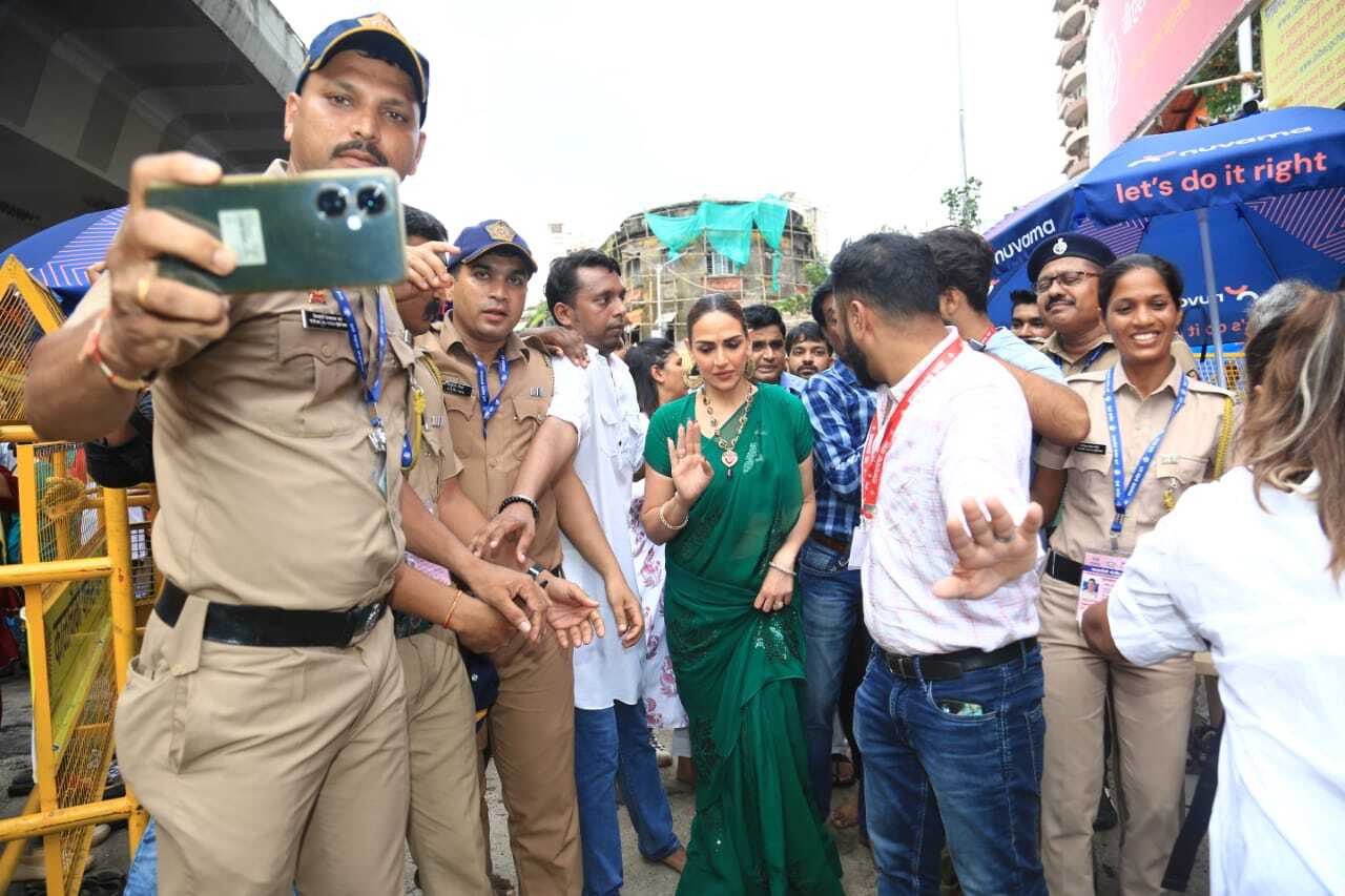 Ganesh Chaturthi 2023: Esha Deol Adorns Green Sari and Traditional Nath ...