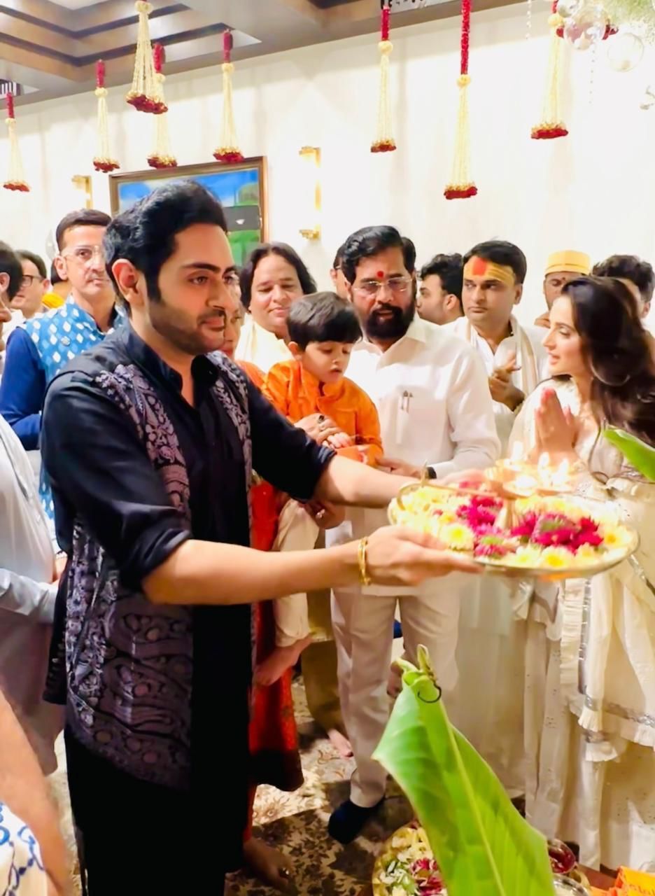 Karan Singh Chhabra Receives Heartwarming Hug from Shah Rukh Khan at CM ...