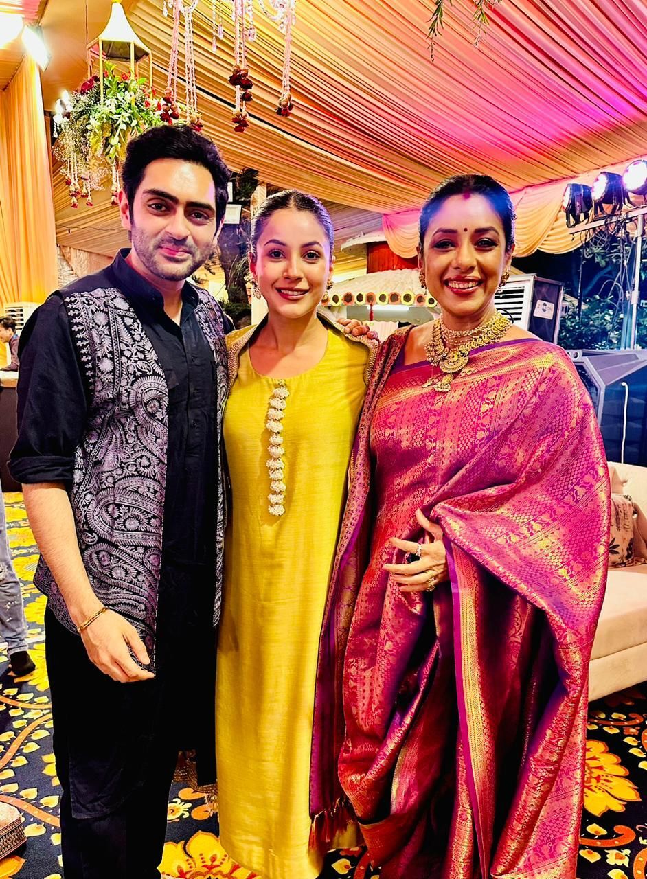 Karan Singh Chhabra Receives Heartwarming Hug from Shah Rukh Khan at CM ...